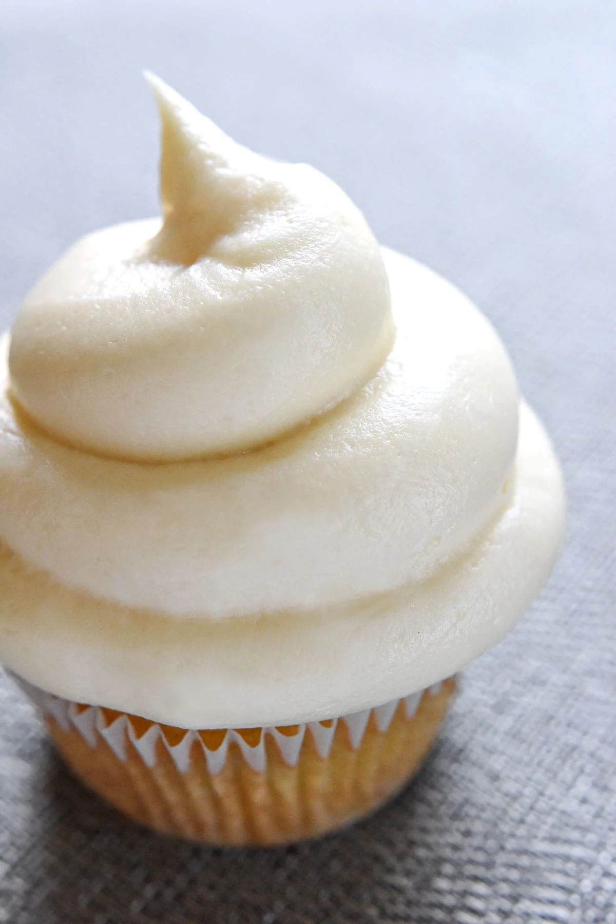 Fluffy and Stable Cream Cheese Frosting - cuisine alltimecooking